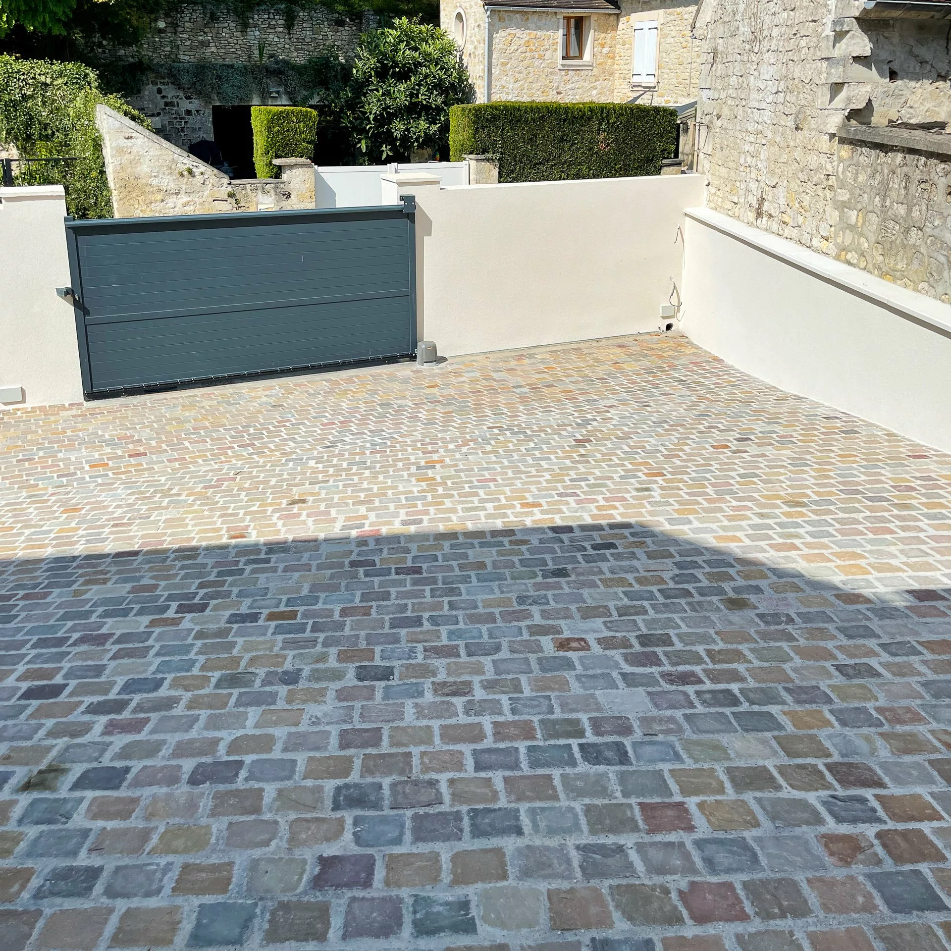 Allée de garage pavée moderne : choix et pose des pavés - Ligerio