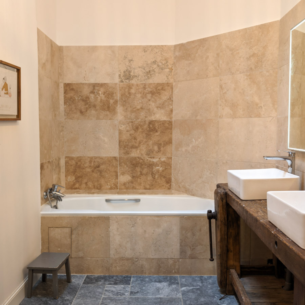Une belle salle de bain en travertin - Ligerio
