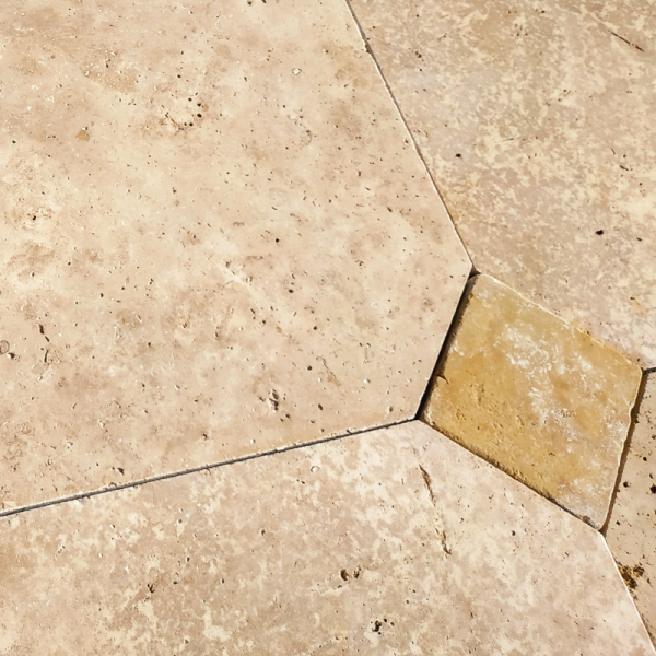 Dallage en pierre de travertin avec cabochons en travertin - Ligerio