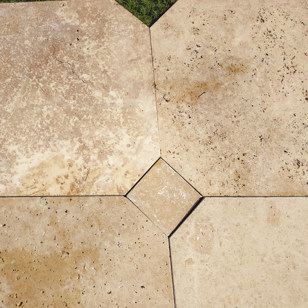 Dallage en pierre de travertin avec cabochons en travertin - Ligerio